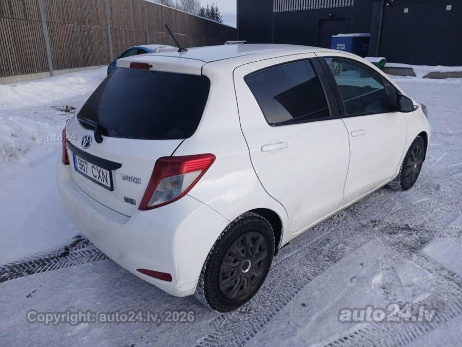 Balts Toyota Yaris 2013 Tallina, ar dzinēja tilpumu 1.50 L un nobraukumu 270 tūkst. km par 5995 €, foto 3 vietnē AUTOMOTO.COM.LV