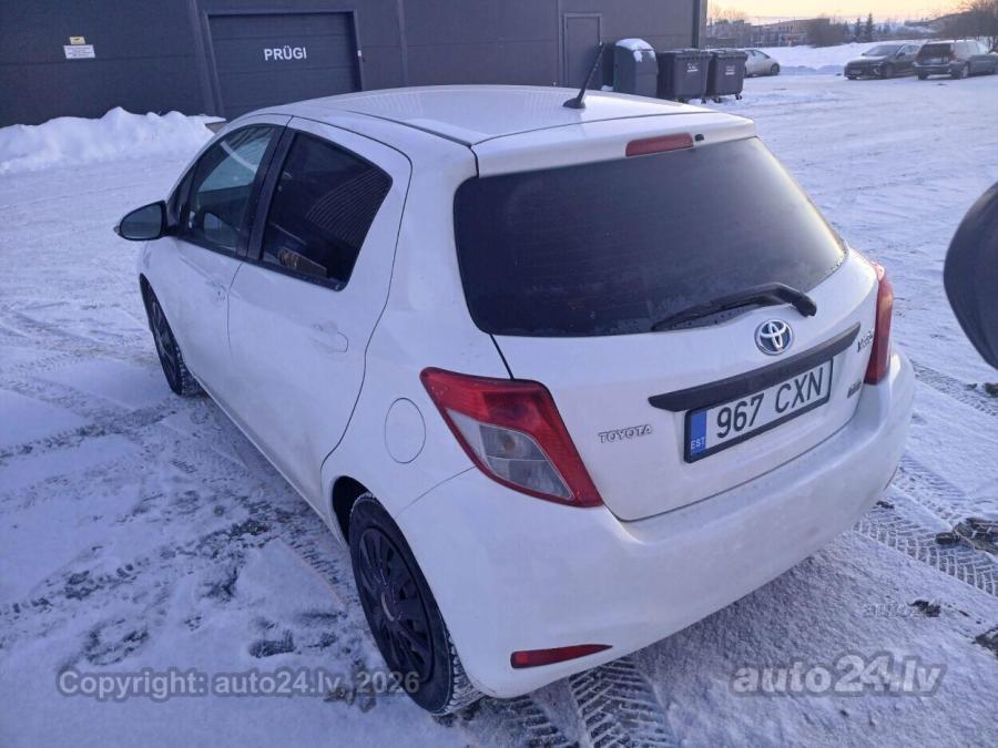Balts Toyota Yaris 2013 Tallina, ar dzinēja tilpumu 1.50 L un nobraukumu 270 tūkst. km par 5995 €, foto 4 vietnē AUTOMOTO.COM.LV