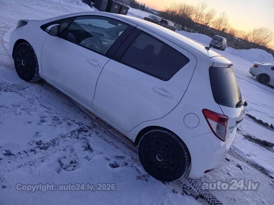 Balts Toyota Yaris 2013 Tallina, ar dzinēja tilpumu 1.50 L un nobraukumu 270 tūkst. km par 5995 €, foto 6 vietnē AUTOMOTO.COM.LV