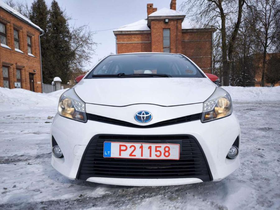 White Toyota Yaris 2013 in Panevezys, with an engine capacity of 1.50 L and mileage of 237 thousand km for 5700 €, photo 1 on AUTOMOTO.COM.LV