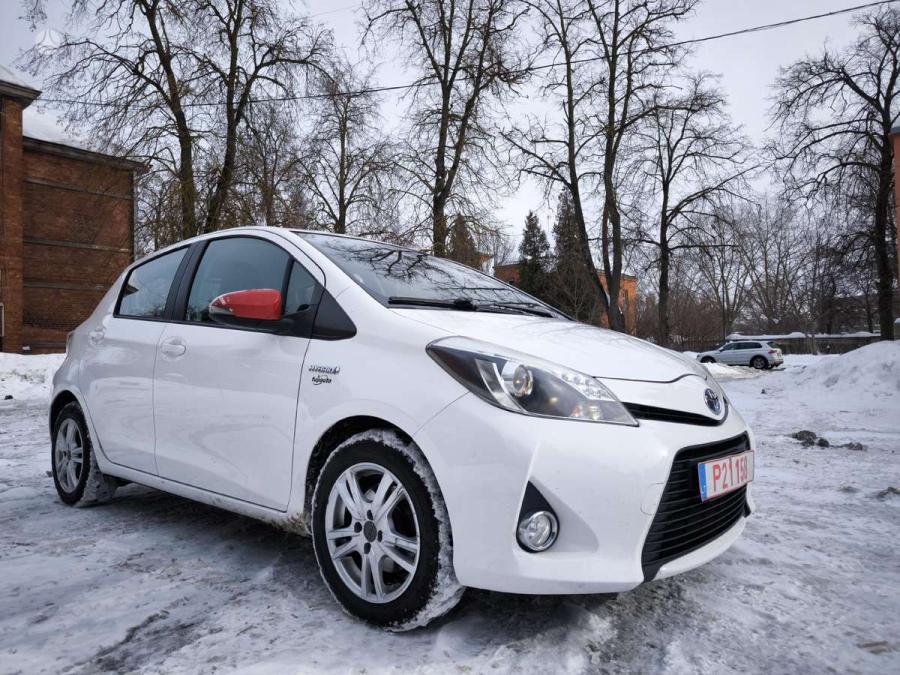 White Toyota Yaris 2013 in Panevezys, with an engine capacity of 1.50 L and mileage of 237 thousand km for 5700 €, photo 2 on AUTOMOTO.COM.LV