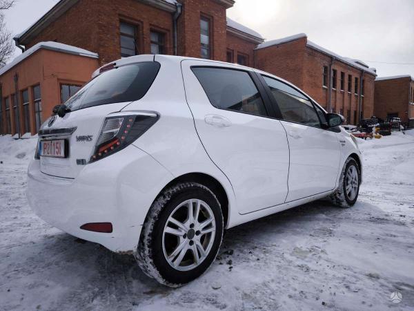 Balts Toyota Yaris 2013 Panevēža, ar dzinēja tilpumu 1.50 L un nobraukumu 237 tūkst. km par 5700 €, foto 3 vietnē AUTOMOTO.COM.LV