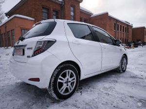 White Toyota Yaris 2013 in Panevezys, with an engine capacity of 1.50 L and mileage of 237 thousand km for 5700 €, photo 3 on AUTOMOTO.COM.LV