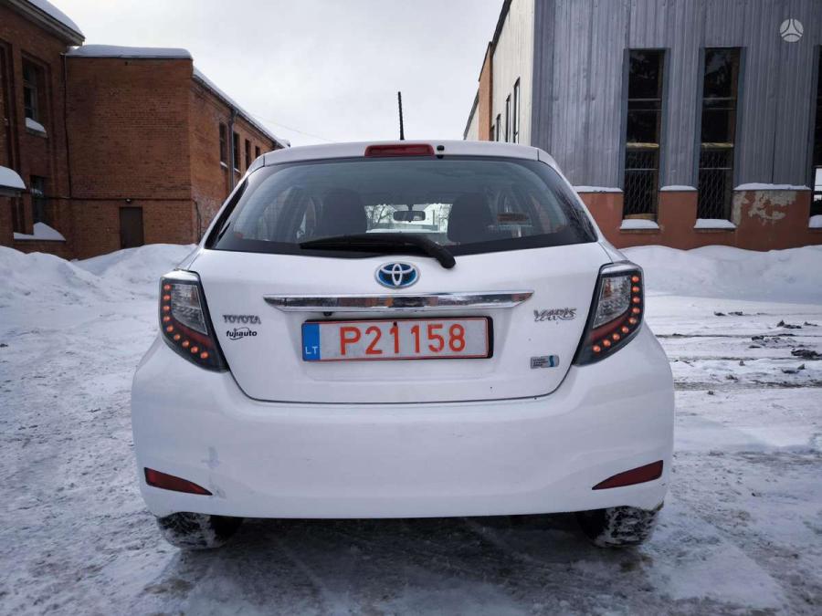 White Toyota Yaris 2013 in Panevezys, with an engine capacity of 1.50 L and mileage of 237 thousand km for 5700 €, photo 4 on AUTOMOTO.COM.LV