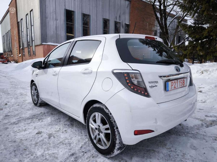 White Toyota Yaris 2013 in Panevezys, with an engine capacity of 1.50 L and mileage of 237 thousand km for 5700 €, photo 5 on AUTOMOTO.COM.LV