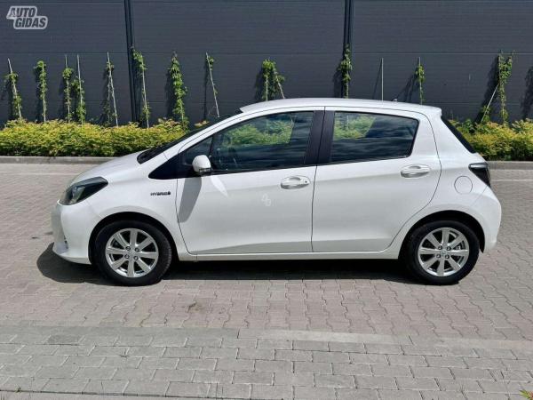 White Toyota Yaris 2013 in Vilnius, with an engine capacity of 1.50 L and mileage of 163 thousand km for 8500 €, photo 4 on AUTOMOTO.COM.LV