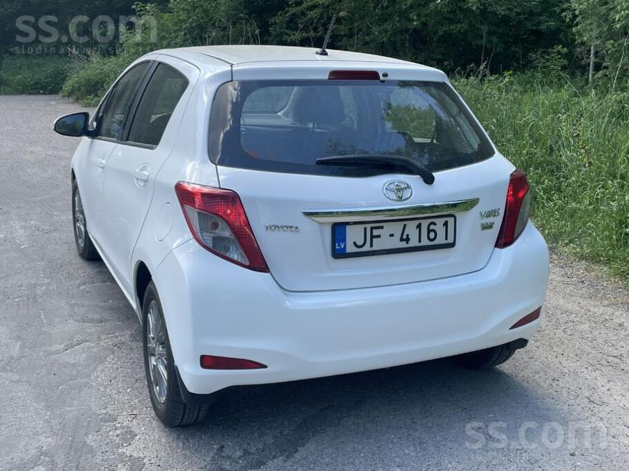 Белый Тойота Ярис 2013 в Рига, объемом двигателя 1.40 л и пробегом 239 тыс. км за 2850 €, фото 6 на AUTOMOTO.COM.LV