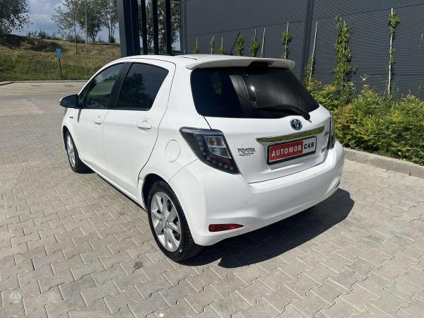 White Toyota Yaris 2013 in Vilnius, with an engine capacity of 1.50 L and mileage of 172 thousand km for 8450 €, photo 4 on AUTOMOTO.COM.LV