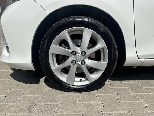 White Toyota Yaris 2013 in Vilnius, with an engine capacity of 1.50 L and mileage of 172 thousand km for 8450 €, photo 7 on AUTOMOTO.COM.LV