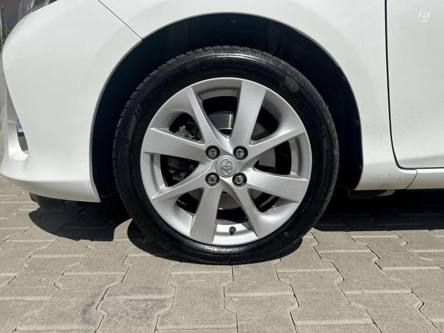 White Toyota Yaris 2013 in Vilnius, with an engine capacity of 1.50 L and mileage of 172 thousand km for 8450 €, photo 8 on AUTOMOTO.COM.LV