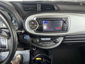 White Toyota Yaris 2013 in Vilnius, with an engine capacity of 1.50 L and mileage of 172 thousand km for 8450 €, photo 13 on AUTOMOTO.COM.LV