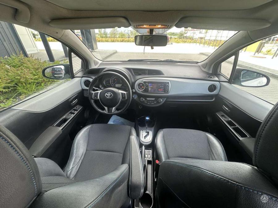 White Toyota Yaris 2013 in Vilnius, with an engine capacity of 1.50 L and mileage of 172 thousand km for 8450 €, photo 20 on AUTOMOTO.COM.LV