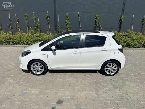 White Toyota Yaris 2013 in Vilnius, with an engine capacity of 1.50 L and mileage of 172 thousand km for 8450 €, photo 3 on AUTOMOTO.COM.LV