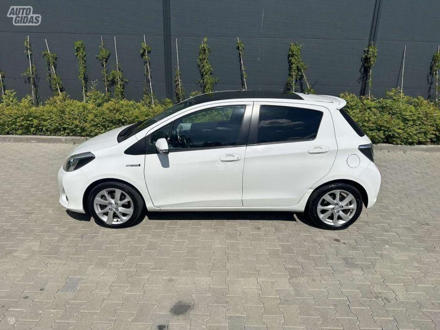 White Toyota Yaris 2013 in Vilnius, with an engine capacity of 1.50 L and mileage of 172 thousand km for 8450 €, photo 4 on AUTOMOTO.COM.LV