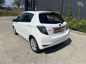 White Toyota Yaris 2013 in Vilnius, with an engine capacity of 1.50 L and mileage of 172 thousand km for 8450 €, photo 5 on AUTOMOTO.COM.LV