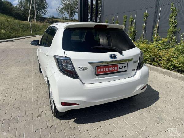 White Toyota Yaris 2013 in Vilnius, with an engine capacity of 1.50 L and mileage of 172 thousand km for 8450 €, photo 5 on AUTOMOTO.COM.LV