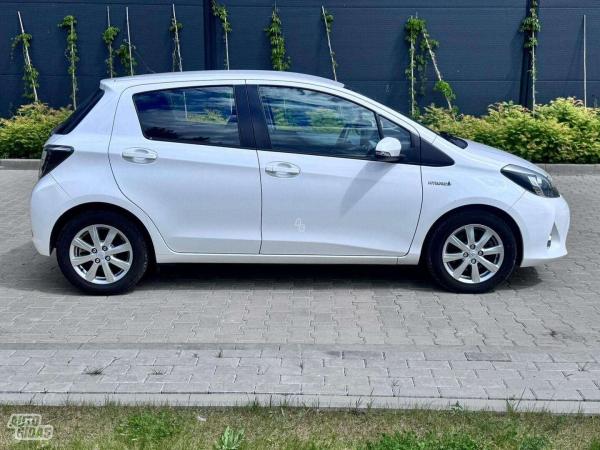 White Toyota Yaris 2013 in Vilnius, with an engine capacity of 1.50 L and mileage of 163 thousand km for 8500 €, photo 5 on AUTOMOTO.COM.LV