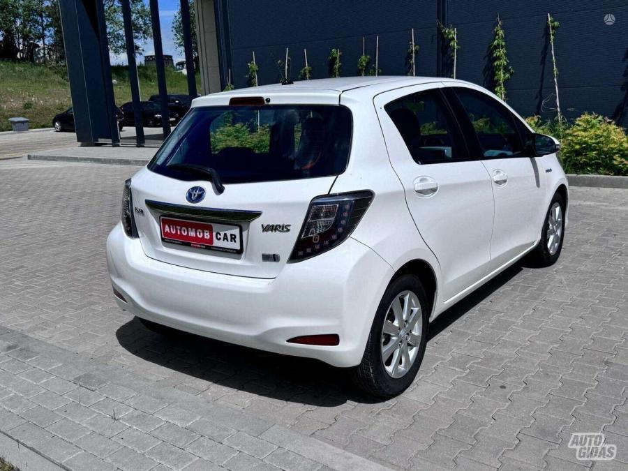 White Toyota Yaris 2013 in Vilnius, with an engine capacity of 1.50 L and mileage of 163 thousand km for 8500 €, photo 8 on AUTOMOTO.COM.LV