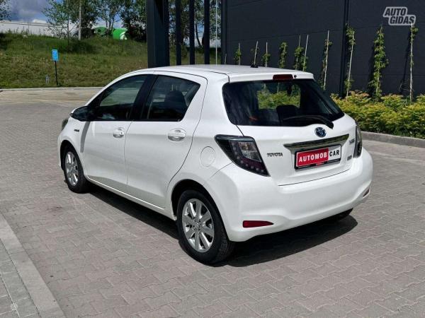 White Toyota Yaris 2013 in Vilnius, with an engine capacity of 1.50 L and mileage of 163 thousand km for 8500 €, photo 8 on AUTOMOTO.COM.LV