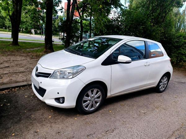 White Toyota Yaris 2013 in Kaunas, with an engine capacity of 1.00 L and mileage of 75 thousand km for 4200 €, photo 1 on AUTOMOTO.COM.LV
