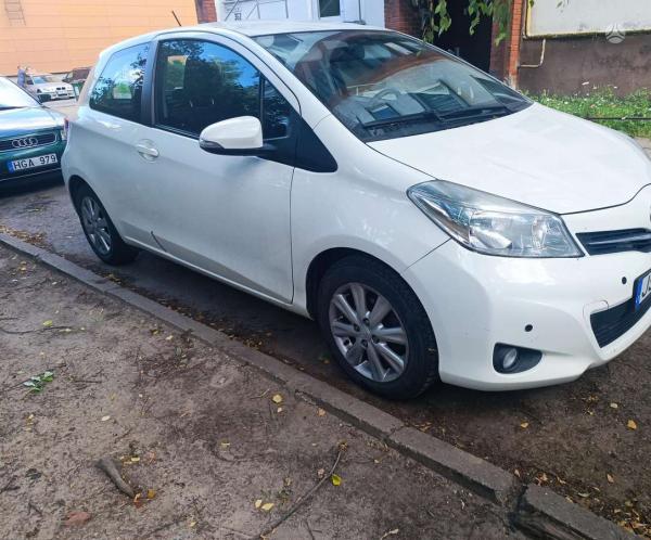 White Toyota Yaris 2013 in Kaunas, with an engine capacity of 1.00 L and mileage of 75 thousand km for 4200 €, photo 3 on AUTOMOTO.COM.LV