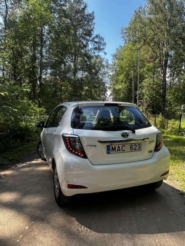 White Toyota Yaris 2013 in Vilnius, with an engine capacity of 1.50 L and mileage of 183 thousand km for 7300 €, photo 7 on AUTOMOTO.COM.LV