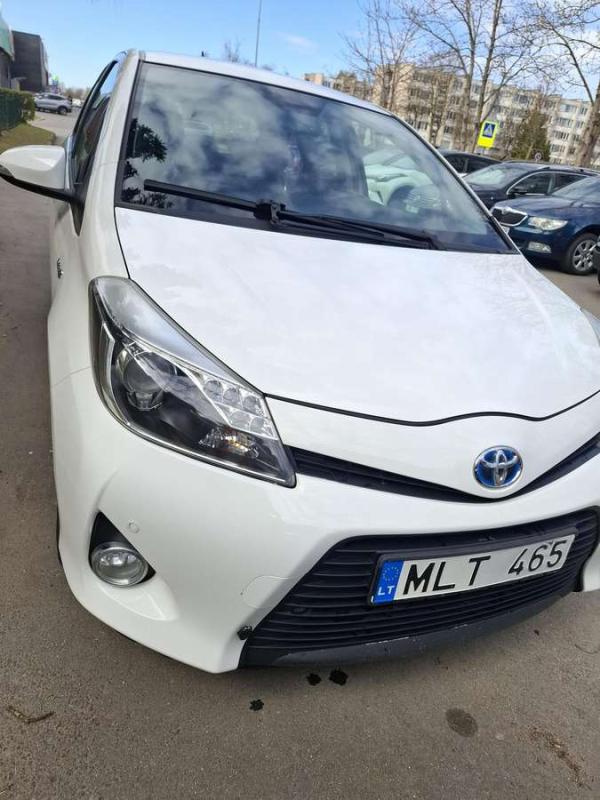 White Toyota Yaris 2013 in Kaunas, with an engine capacity of 1.50 L and mileage of 207 thousand km for 6500 €, photo 1 on AUTOMOTO.COM.LV