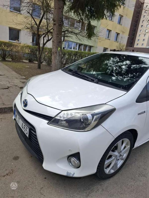 White Toyota Yaris 2013 in Kaunas, with an engine capacity of 1.50 L and mileage of 207 thousand km for 6500 €, photo 4 on AUTOMOTO.COM.LV