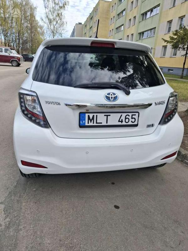 White Toyota Yaris 2013 in Kaunas, with an engine capacity of 1.50 L and mileage of 207 thousand km for 6500 €, photo 5 on AUTOMOTO.COM.LV