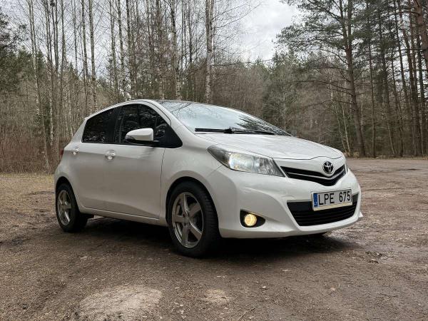 Balts Toyota Yaris 2013 Viļņa, ar dzinēja tilpumu 1.36 L un nobraukumu 267 tūkst. km par 3850 €, foto 1 vietnē AUTOMOTO.COM.LV