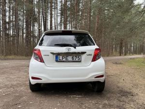 Balts Toyota Yaris 2013 Viļņa, ar dzinēja tilpumu 1.36 L un nobraukumu 267 tūkst. km par 3850 €, foto 3 vietnē AUTOMOTO.COM.LV