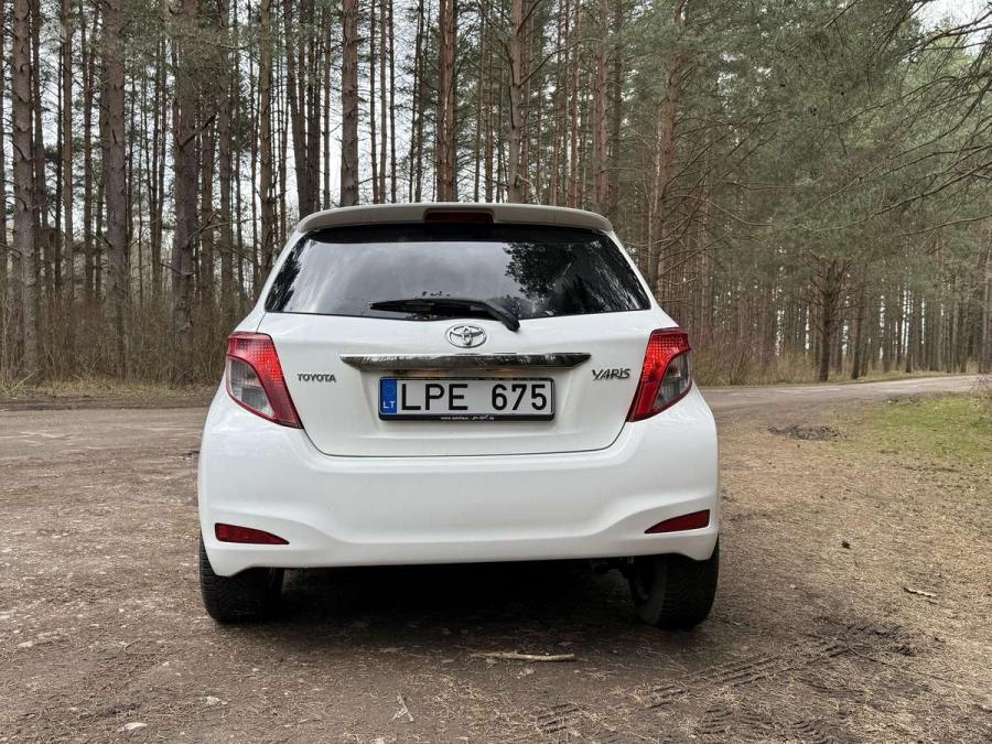Balts Toyota Yaris 2013 Viļņa, ar dzinēja tilpumu 1.36 L un nobraukumu 267 tūkst. km par 3850 €, foto 3 vietnē AUTOMOTO.COM.LV