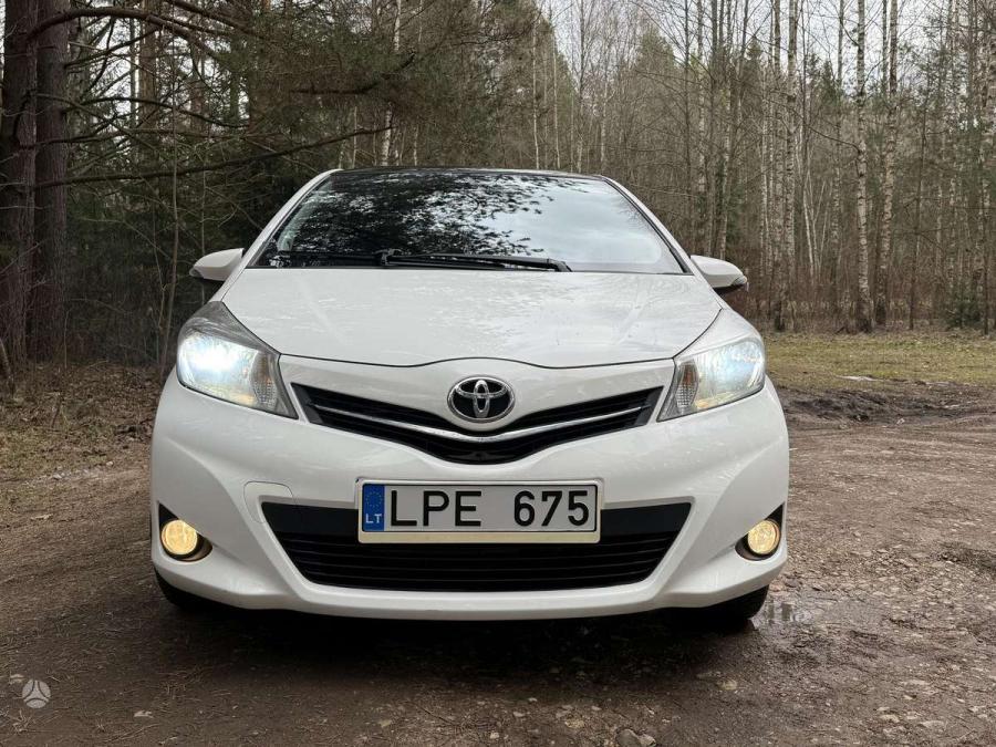 Balts Toyota Yaris 2013 Viļņa, ar dzinēja tilpumu 1.36 L un nobraukumu 267 tūkst. km par 3850 €, foto 10 vietnē AUTOMOTO.COM.LV