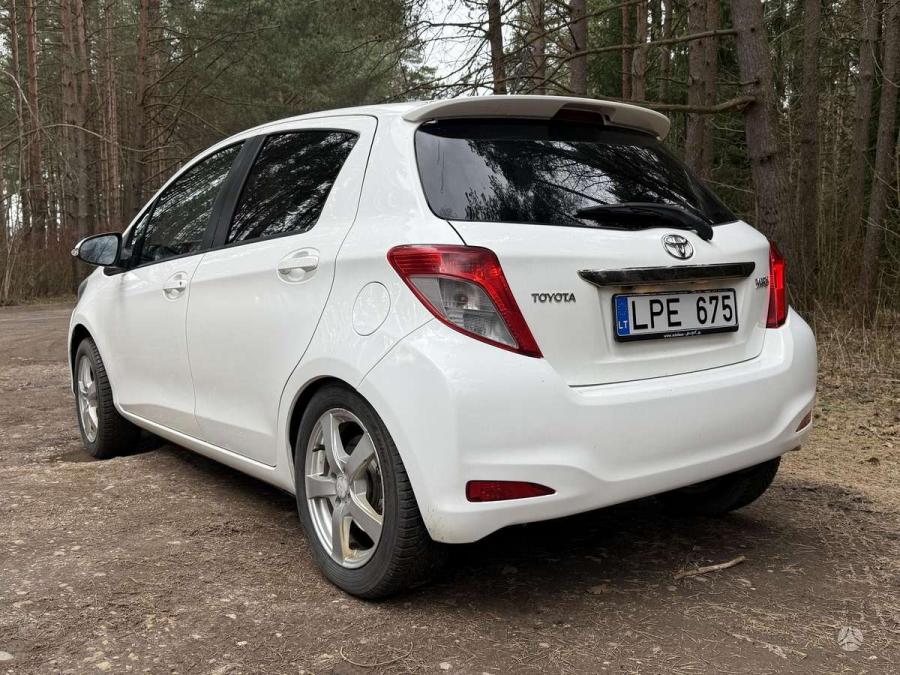 Balts Toyota Yaris 2013 Viļņa, ar dzinēja tilpumu 1.36 L un nobraukumu 267 tūkst. km par 3850 €, foto 11 vietnē AUTOMOTO.COM.LV