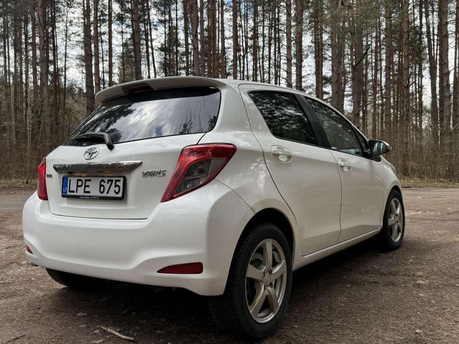 Balts Toyota Yaris 2013 Viļņa, ar dzinēja tilpumu 1.36 L un nobraukumu 267 tūkst. km par 3850 €, foto 12 vietnē AUTOMOTO.COM.LV