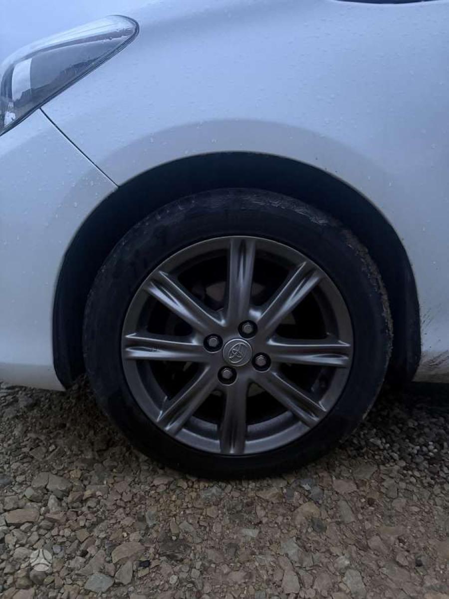 Balts Toyota Yaris 2013 Viļņa, ar dzinēja tilpumu 1.36 L un nobraukumu 267 tūkst. km par 3850 €, foto 13 vietnē AUTOMOTO.COM.LV