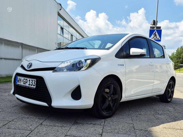 White Toyota Yaris 2013 in Vilnius, with an engine capacity of 1.50 L and mileage of 217 thousand km for 6950 €, photo 1 on AUTOMOTO.COM.LV