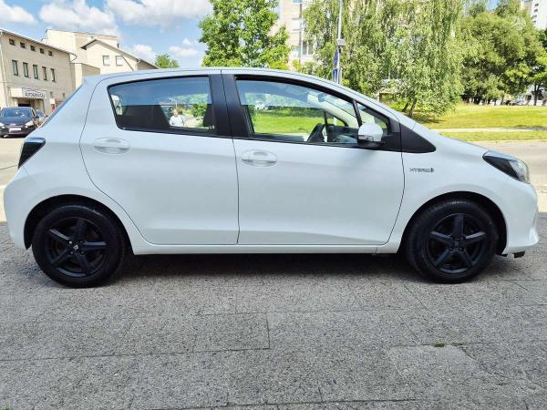 White Toyota Yaris 2013 in Vilnius, with an engine capacity of 1.50 L and mileage of 217 thousand km for 6950 €, photo 4 on AUTOMOTO.COM.LV