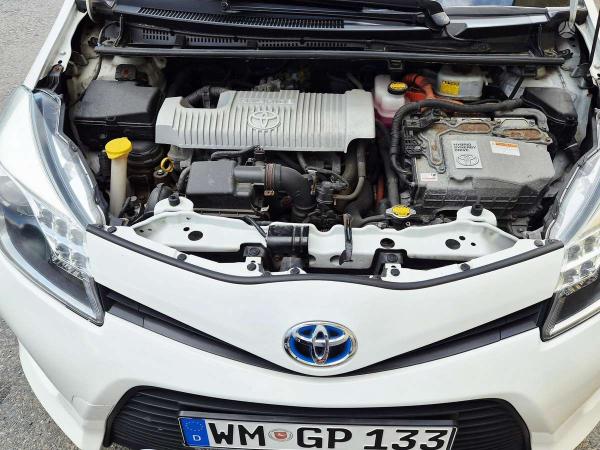 White Toyota Yaris 2013 in Vilnius, with an engine capacity of 1.50 L and mileage of 217 thousand km for 6950 €, photo 9 on AUTOMOTO.COM.LV