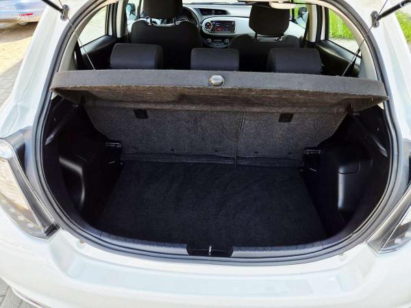 White Toyota Yaris 2013 in Vilnius, with an engine capacity of 1.50 L and mileage of 217 thousand km for 6950 €, photo 10 on AUTOMOTO.COM.LV