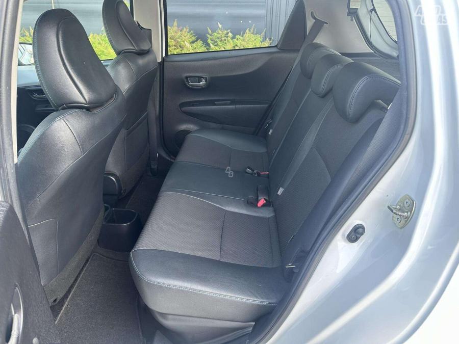 White Toyota Yaris 2013 in Vilnius, with an engine capacity of 1.50 L and mileage of 172 thousand km for 7950 €, photo 18 on AUTOMOTO.COM.LV