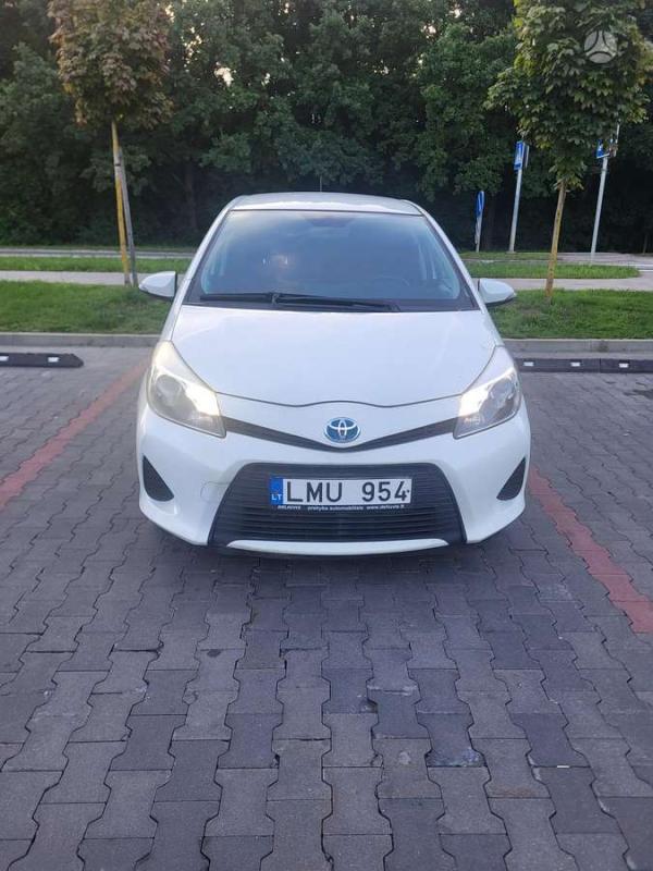 Balts Toyota Yaris 2013 Viļņa, ar dzinēja tilpumu 1.50 L un nobraukumu 253 tūkst. km par 4800 €, foto 1 vietnē AUTOMOTO.COM.LV