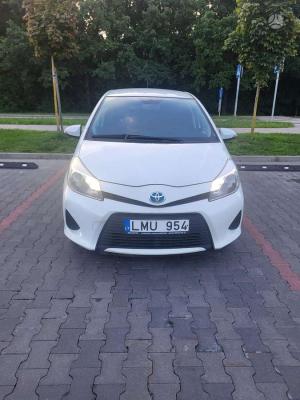 Balts Toyota Yaris 2013 Viļņa, ar dzinēja tilpumu 1.50 L un nobraukumu 253 tūkst. km par 4800 €, foto  vietnē AUTOMOTO.COM.LV
