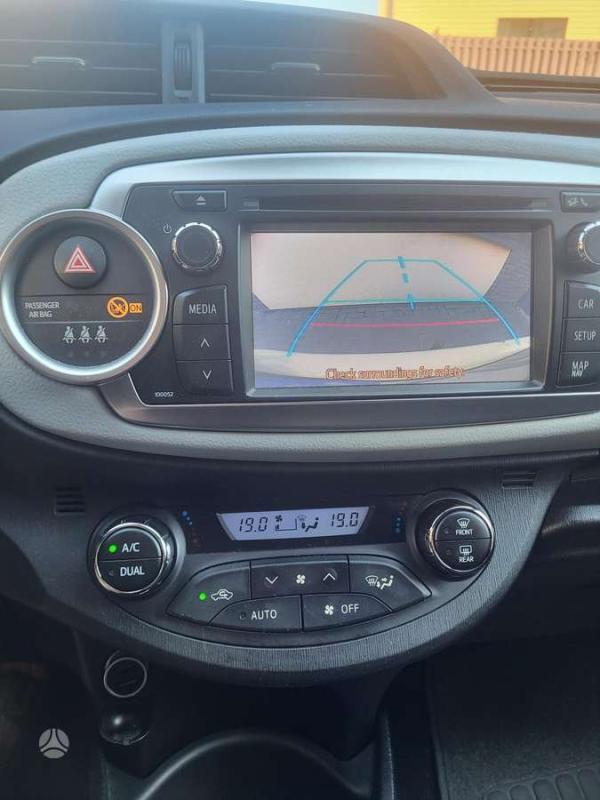 Balts Toyota Yaris 2013 Viļņa, ar dzinēja tilpumu 1.50 L un nobraukumu 253 tūkst. km par 4800 €, foto 7 vietnē AUTOMOTO.COM.LV