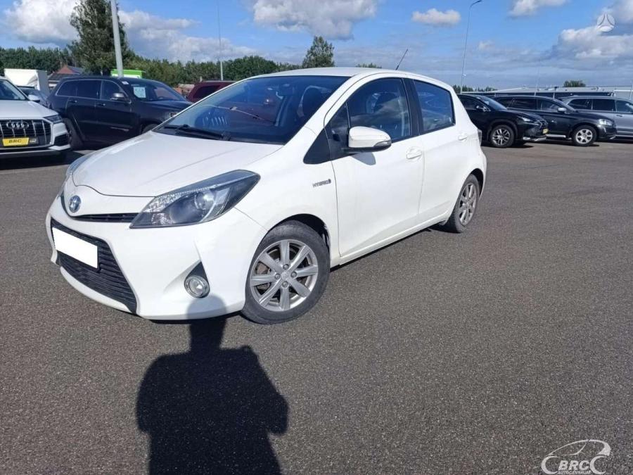 White Toyota Yaris 2013 in Vilnius, with an engine capacity of 1.50 L and mileage of 130 thousand km for 5900 €, photo 1 on AUTOMOTO.COM.LV