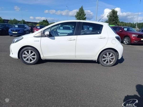 Balts Toyota Yaris 2013 Viļņa, ar dzinēja tilpumu 1.50 L un nobraukumu 130 tūkst. km par 5900 €, foto 3 vietnē AUTOMOTO.COM.LV