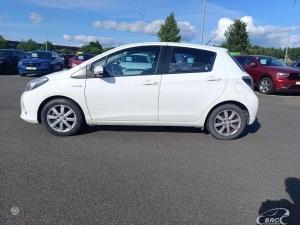 White Toyota Yaris 2013 in Vilnius, with an engine capacity of 1.50 L and mileage of 130 thousand km for 5900 €, photo 4 on AUTOMOTO.COM.LV
