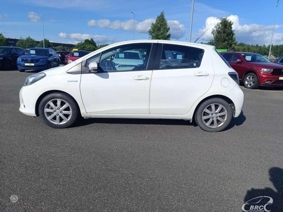 White Toyota Yaris 2013 in Vilnius, with an engine capacity of 1.50 L and mileage of 130 thousand km for 5900 €, photo 4 on AUTOMOTO.COM.LV