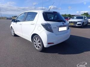 White Toyota Yaris 2013 in Vilnius, with an engine capacity of 1.50 L and mileage of 130 thousand km for 5900 €, photo 5 on AUTOMOTO.COM.LV
