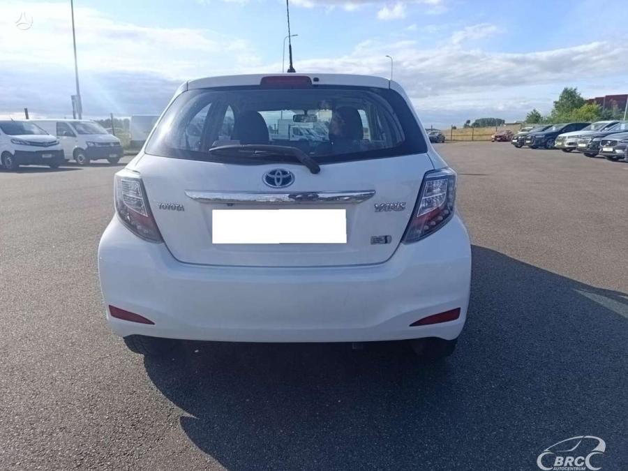 White Toyota Yaris 2013 in Vilnius, with an engine capacity of 1.50 L and mileage of 130 thousand km for 5900 €, photo 6 on AUTOMOTO.COM.LV